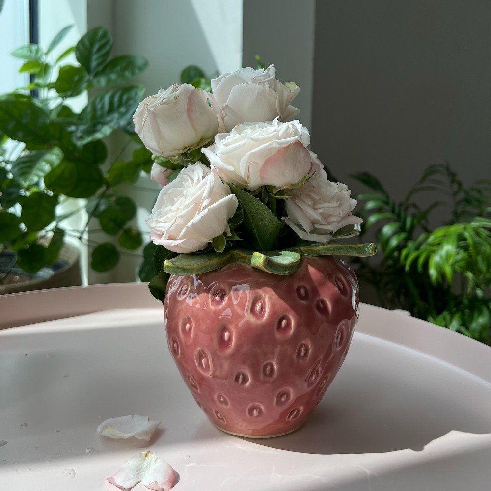 pYckd | Strawberry-shaped ceramic vase